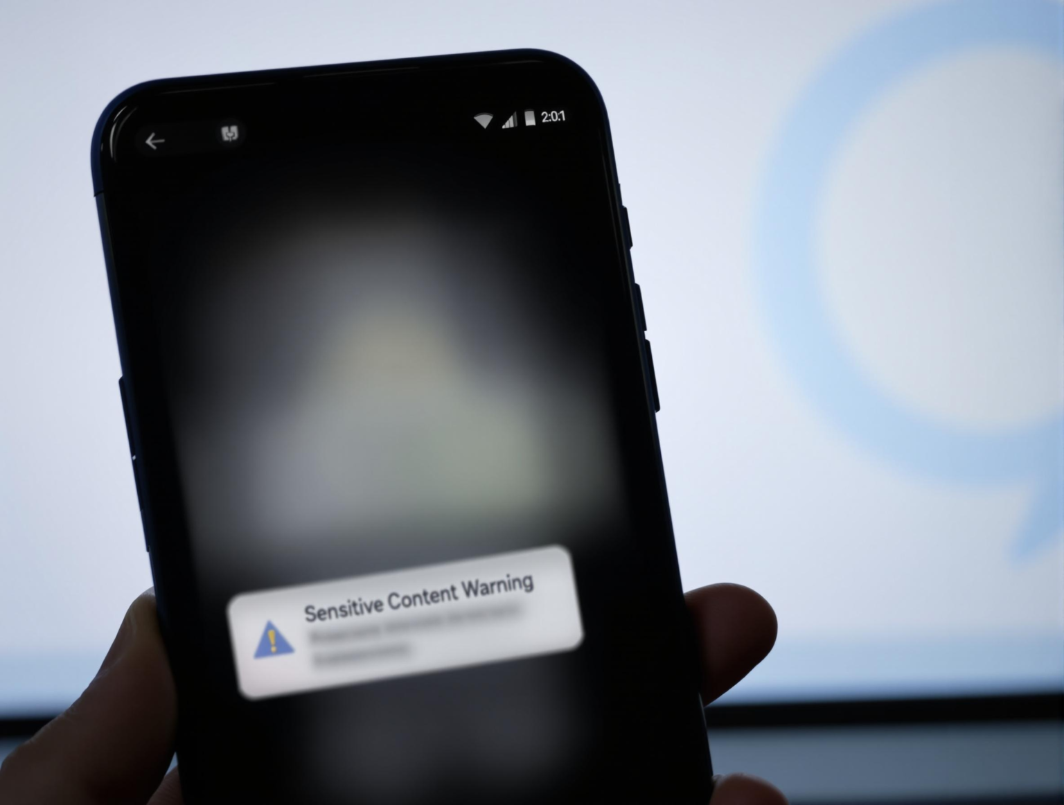 Google Messagesが「Sensitive Content Warnings」正式導入 – AIがヌード画像を自動検出・ぼかし表示、未成年保護を強化